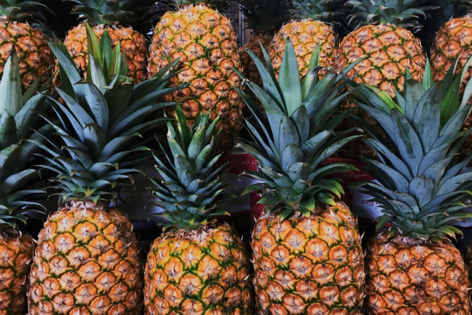 ¿Qué tipo de fruta es la piña? Descubre su nombre científico